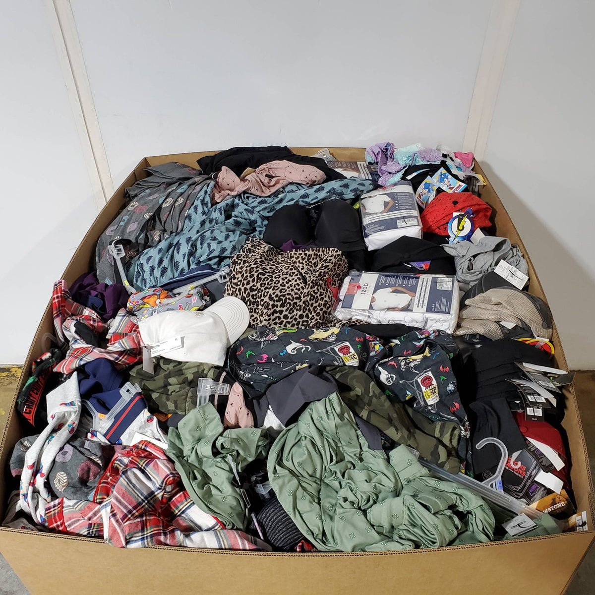 Palette Vêtements Assortis Neufs 680 Units Paulo Azadia